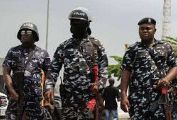 BREAKING: Tension as Security Operatives Take Over PDP Headquarters ...